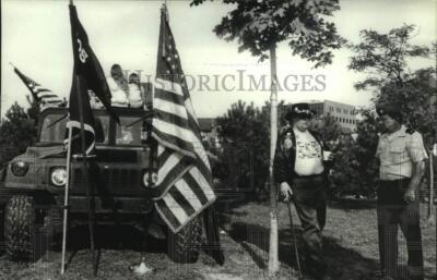 Press Photo Dave Millard & Sergeant Walter Gardner at Riverfront Park ...