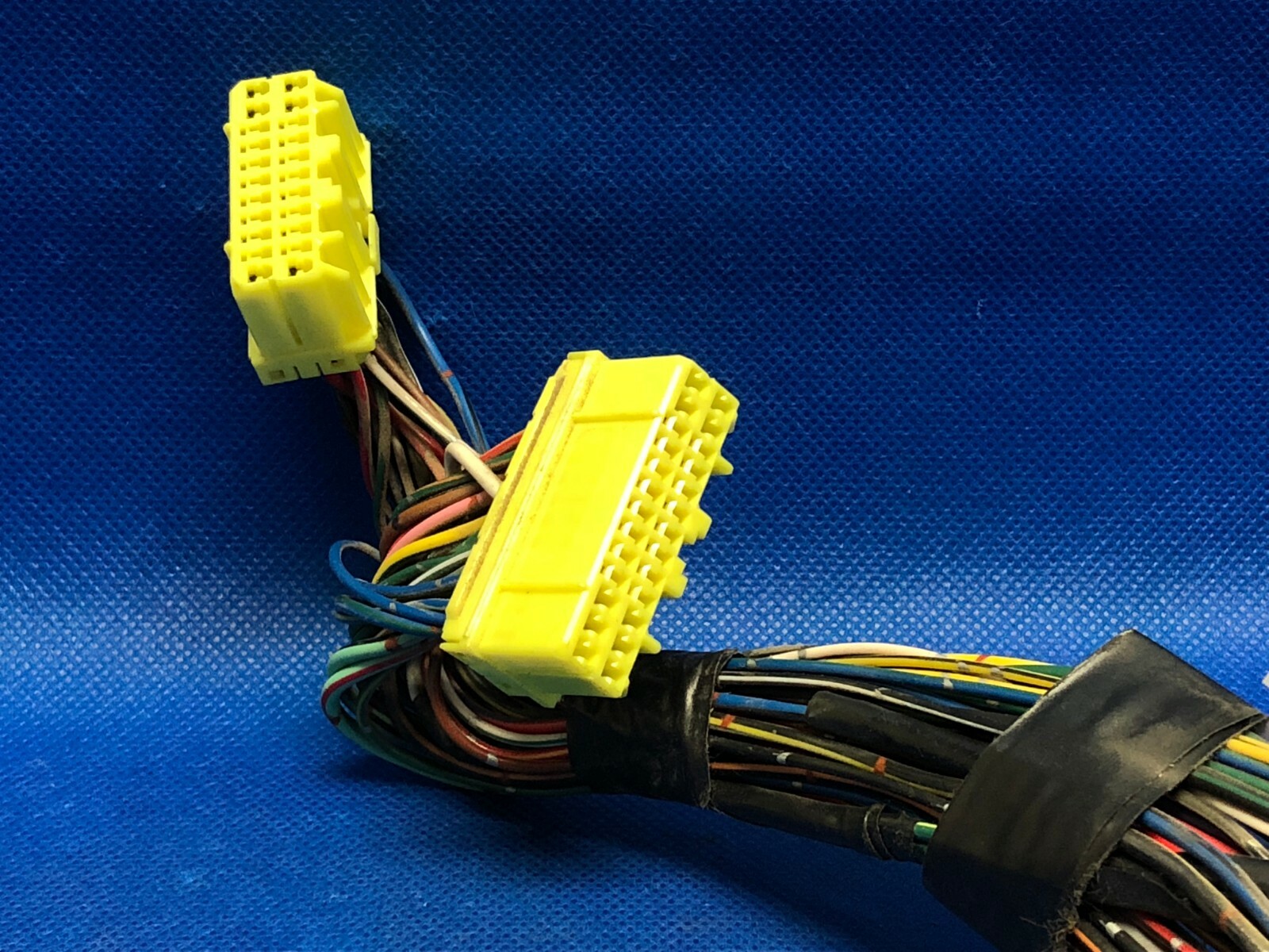 ECU ECM MODULE HARNESS PLUG WIRING CONNECTOR MAZDA B2600i TRUCK G618 ...