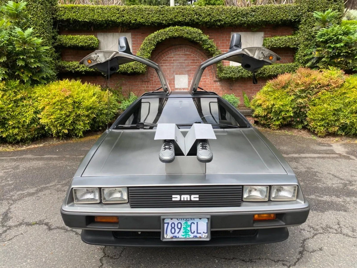1981 DeLorean DMC-12 with Matching Nike Dunks