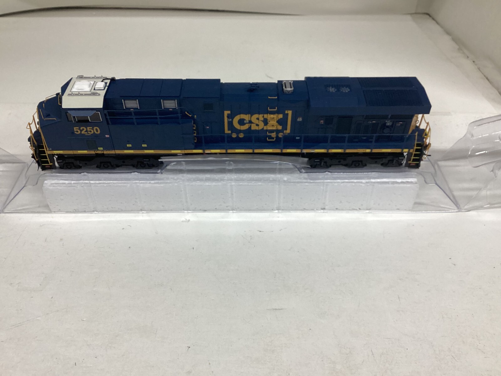 Athearn Genesis #G83190 HO scale “CSX” ES44DC primer with DCC/Sound Rd ...