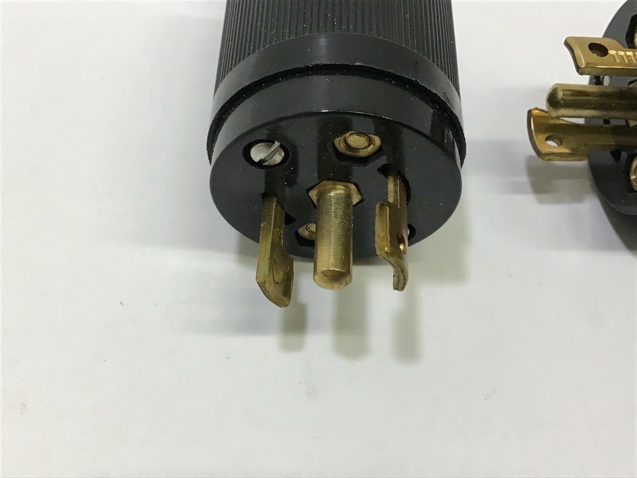 Hubbell HBL7485 Midget Twist-Lock Plug 15A 125/250V 3 pole 3 wire Black ...