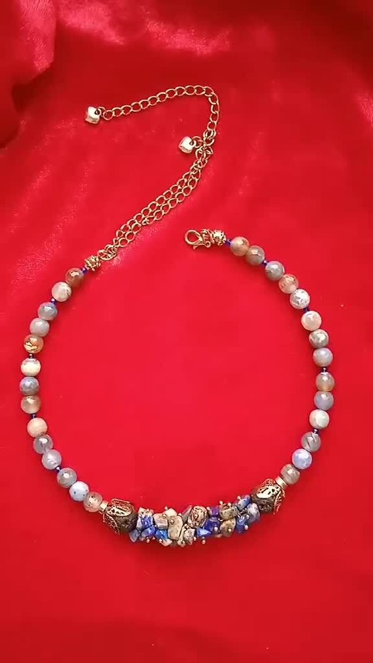 Choker made of natural agate Custom. The photo shows a sample of the ...