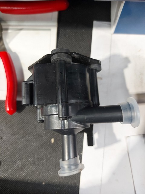 Genuine Ford Focus Mk3 C-max Mk2 Engine Water Pump 1763048 for sale ...