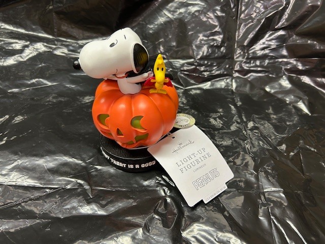 HALLMARK PEANUTS VAMPIRE SNOOPY AND WOODSTOCK HALLOWEEN FIGURINE LIGHT ...