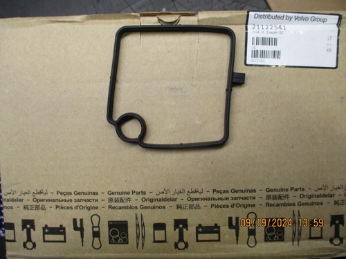NEW 100% Genuine OEM Volvo D13 oil separator 21122541 plus gasket ...
