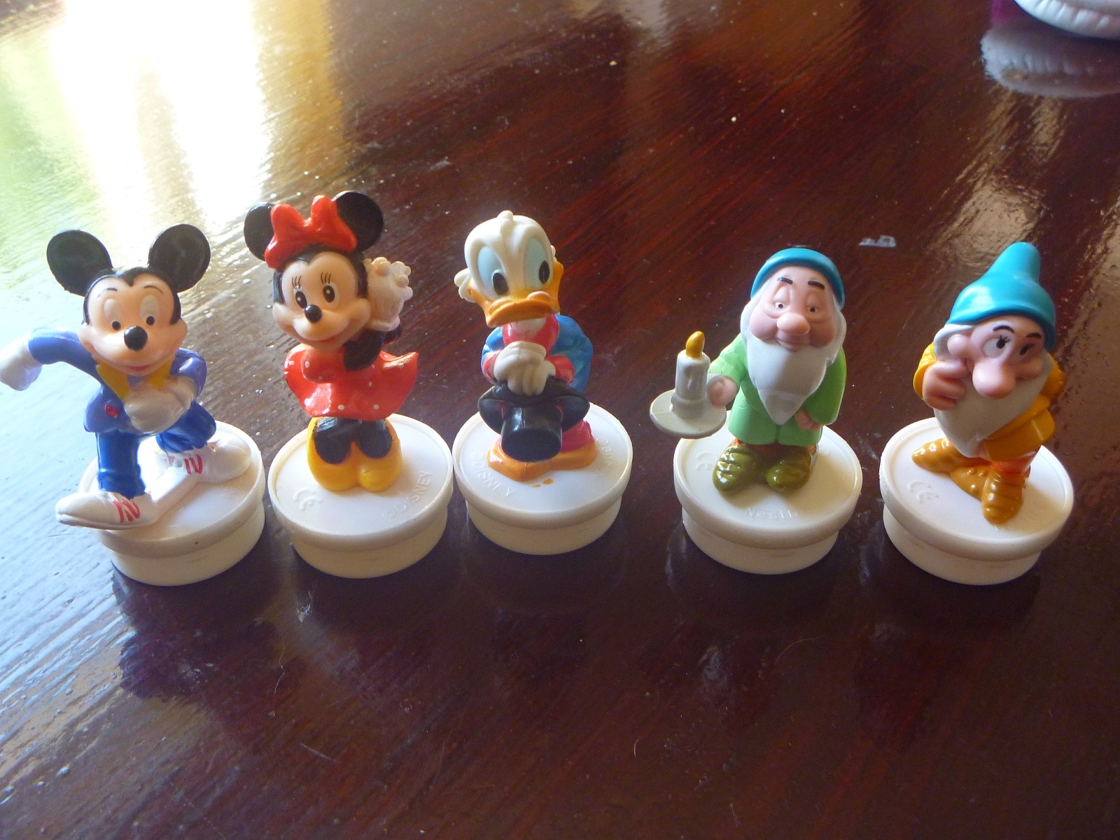disney bouchon smarties Nestlé 5 figurines mickey minie,picsou, nains ...