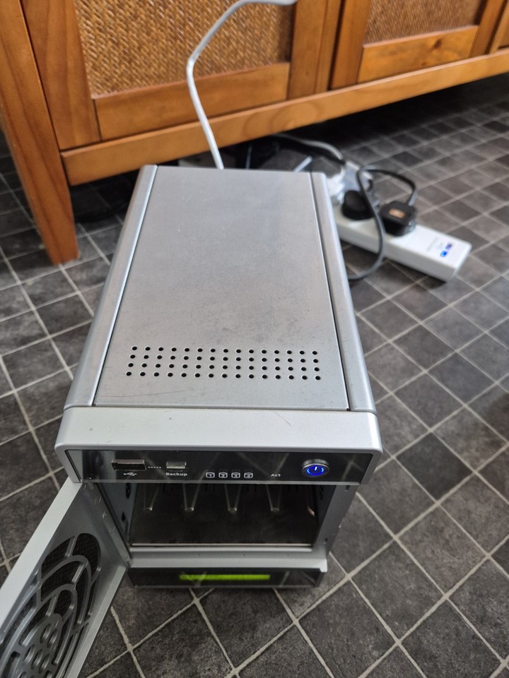 Netgear RND4000 (ReadyNAS NV+ v3) - Diskless NAS 4 bay | eBay UK