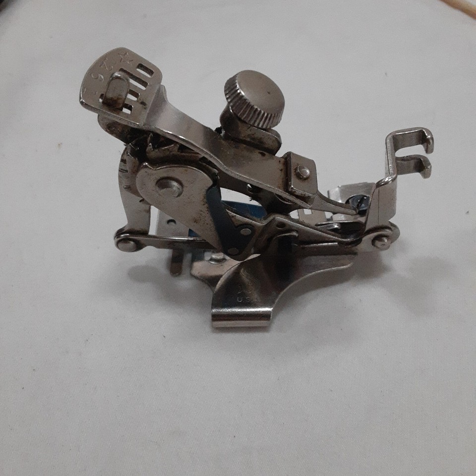 Antique 1933 Singer Sewing Machine With Knee Lever Hem Feet Crank Wood ...