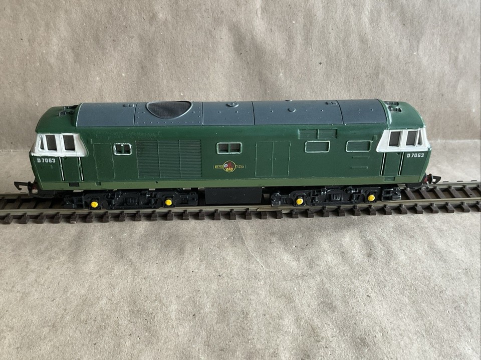 Hornby R.758 Green BR Class 35 Hymek Bo Bo Diesel No. D7063 - OO Gauge ...