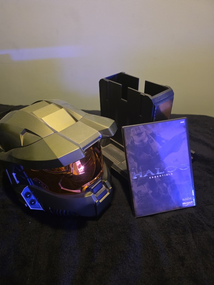 Halo 3 Legendary Edition Master Chief Helmet and Base with essential ...