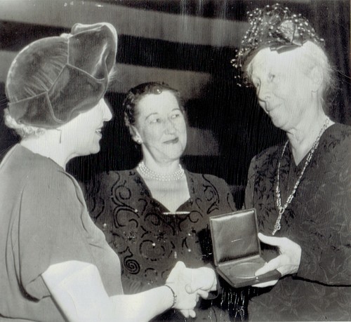 1948 Press Photo Psychologist Lillian M. Gilbreth wins "Woman of the ...