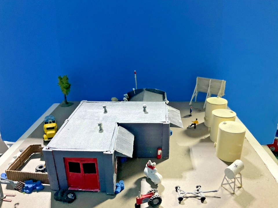 N SCALE DPM BUILDING JERRY RIGGS QUICK SERVICE WITH PARKING LOT/PEOPLE ...