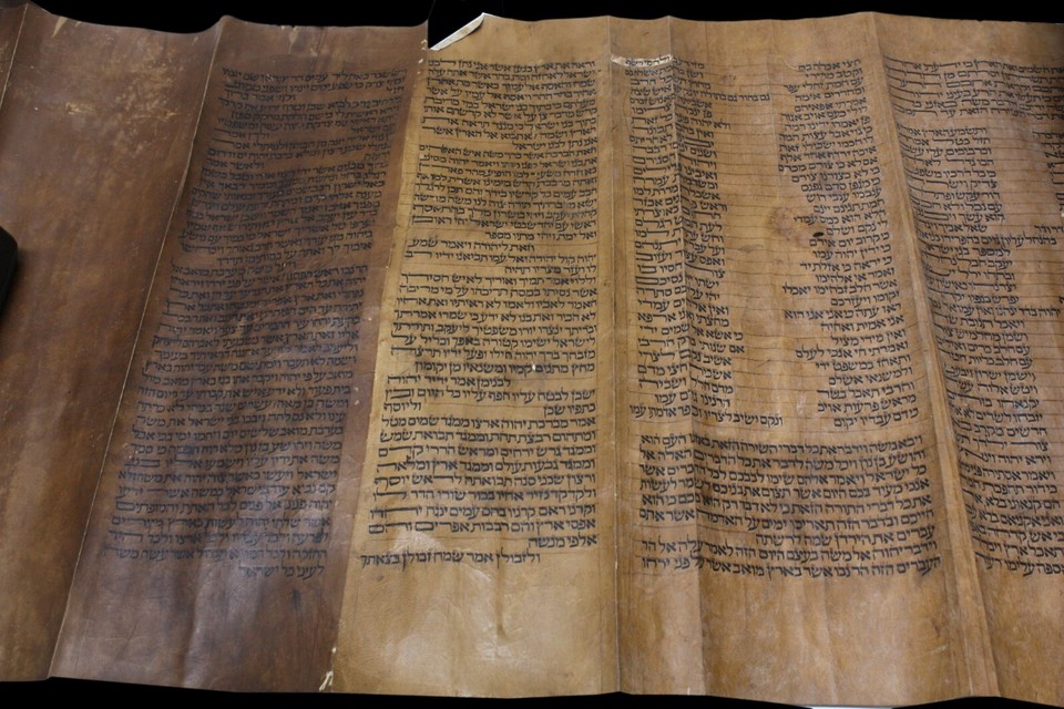 ANCIENT COMPLETE TORAH BIBLE MANUSCRIPT SCROLL DEER PARCHMENT 450 YRS ...