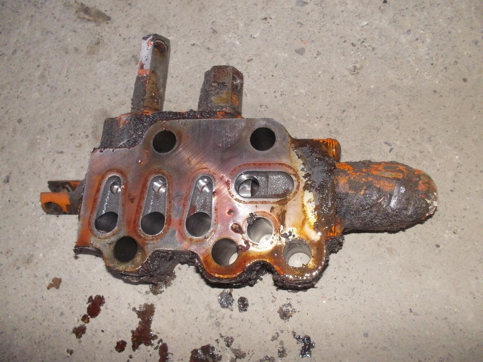 Lull 770 boom lift oliver Hydraulic control valve #3 left of artery ...