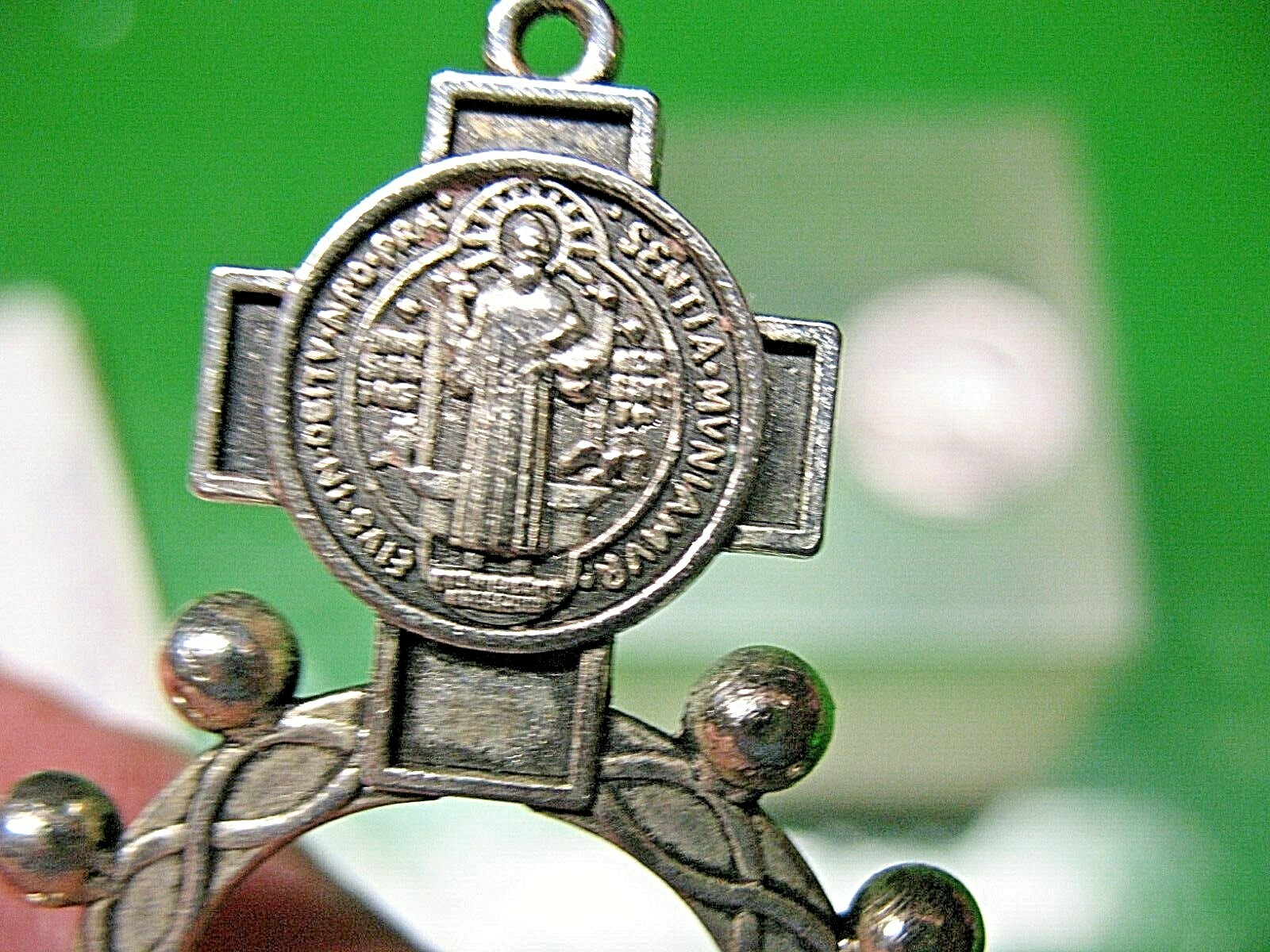 MEDALLION PENDANT EIUS IN OBITUNRO PRAE SENTIA MUNIAMUR w/ ORBIS ...