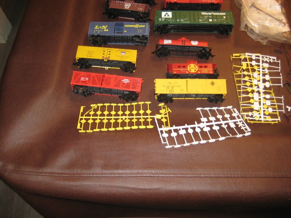 HUGE HO Scale Train Set 10 Train cars 50 Track pieces Many extras ...