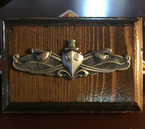 US Navy Ship Crossed Swords Sabre Specialist Insignia Pin V-21 on wood ...