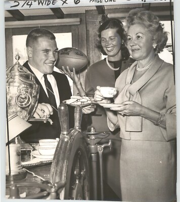 OAKLAND Raiders FOOTBALL WAYNE CROW Serves Cookies Vintage 1960 Press ...