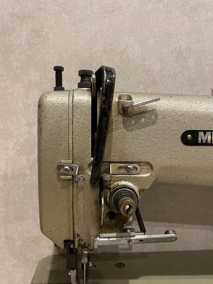 Mitsubishi MITSUBISHI DY-340 vertical feed sewing machine industrial ...