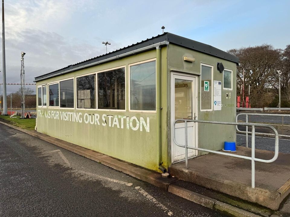 Security Gatehouse Kiosk - Gatehouse Reception, Traffic Control, Weigh ...