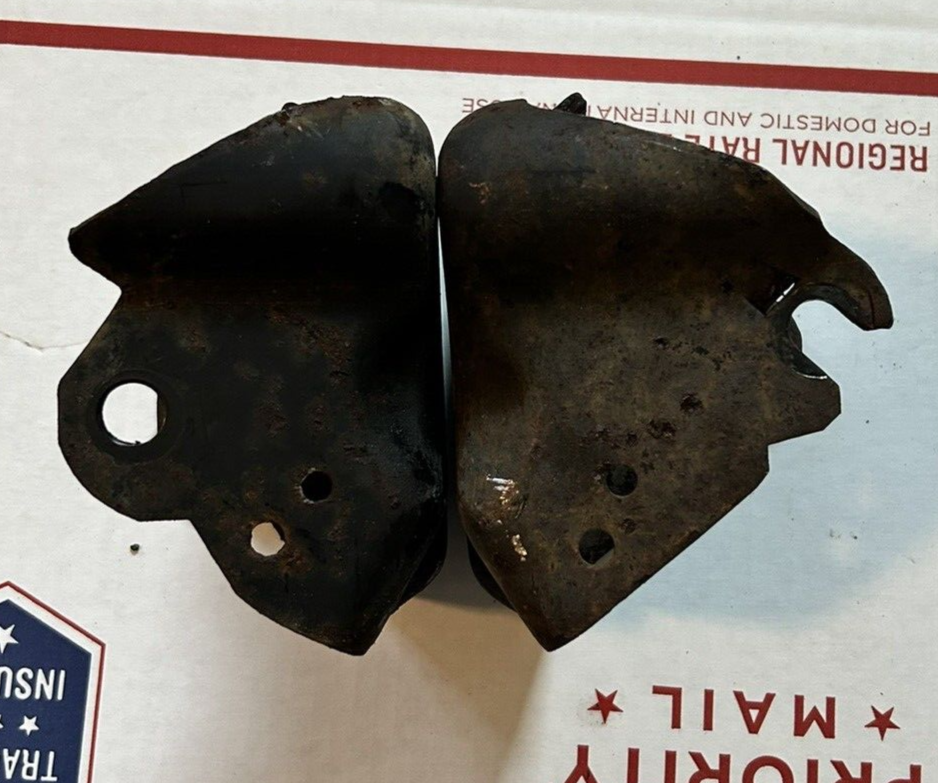 Small Block Chevy V8 Motor Mount Brackets 334602 Clam Shell 305 327 350 ...
