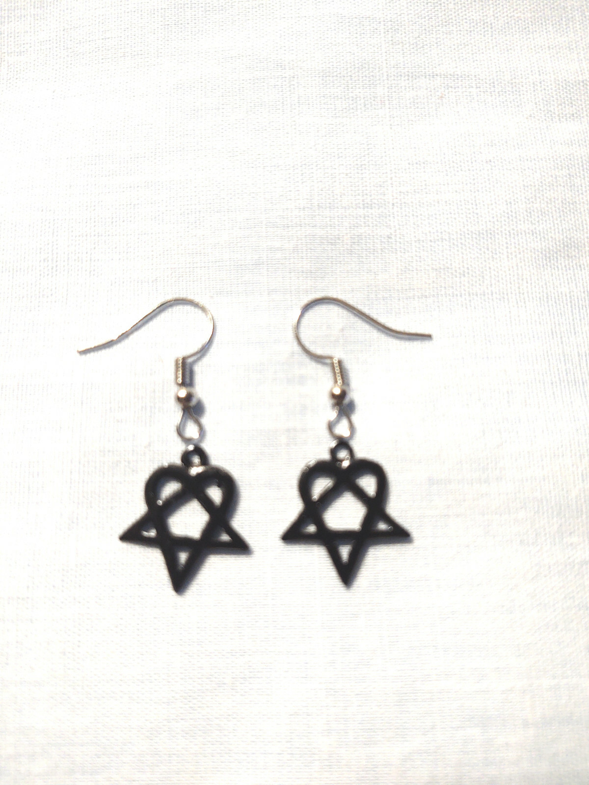 HEARTAGRAM LOVE BLACK ENAMEL PEWTER CHARMS DANGLING PAIR OF HOOK WIRE ...