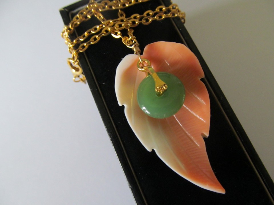 NEW LARGE HANDCRAFTED CARVED ANGEL SKIN CORAL LEAF-JADE DISC PENDANT GP ...