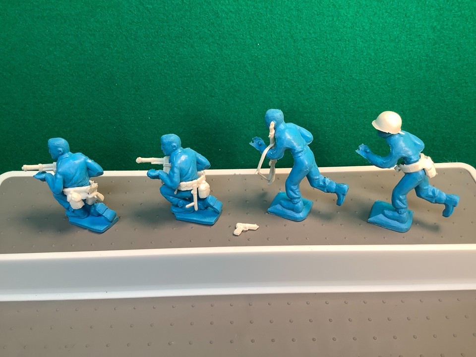 VINTAGE PAYTON ARMY SOLDIERS WITH ACCESSORIES | eBay