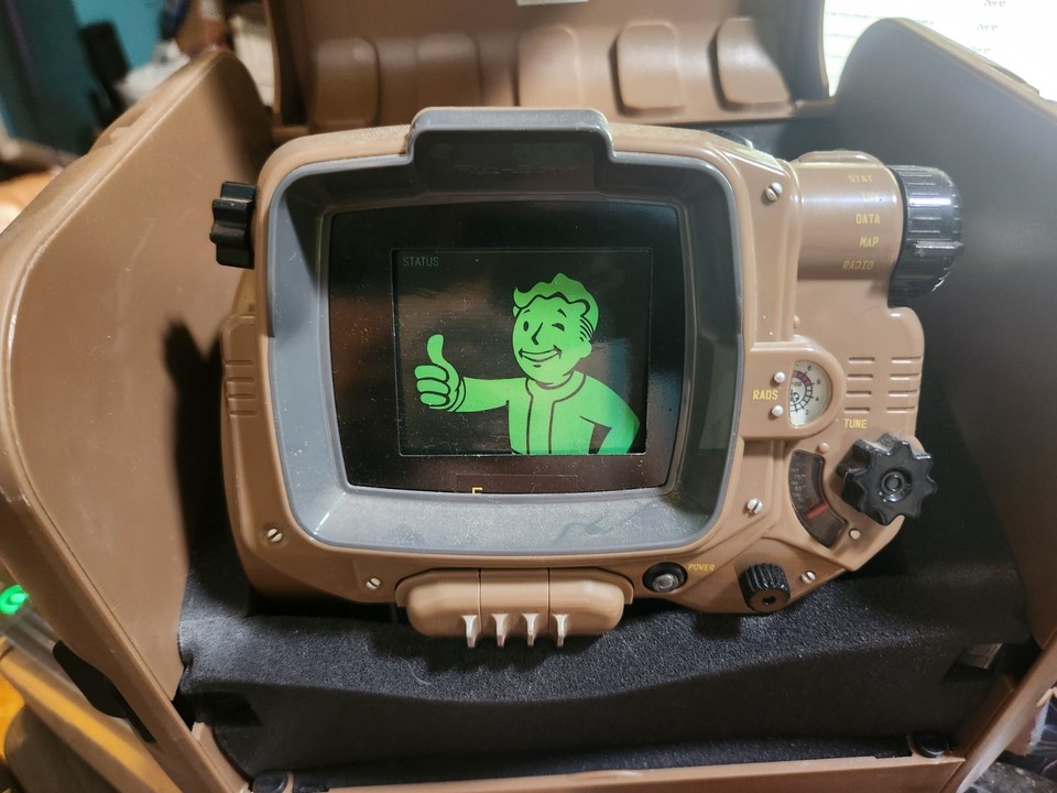 Fallout 4 Pip-Boy Model 3000 Mk IV Collector's Edition Pipboy & Case NO ...