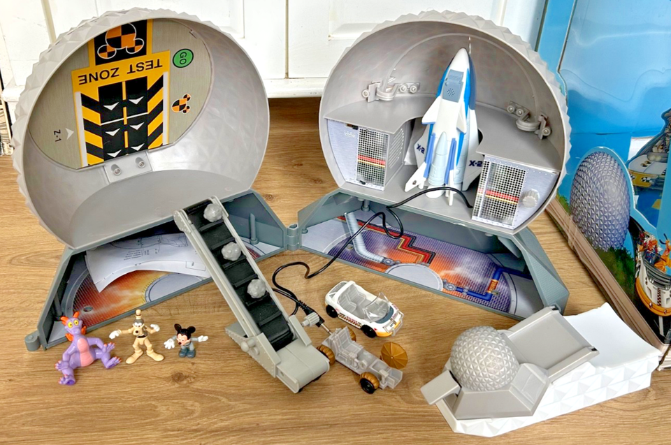 Disney Monorail Spaceship Earth Epcot Adventure Play Set & Figures ...