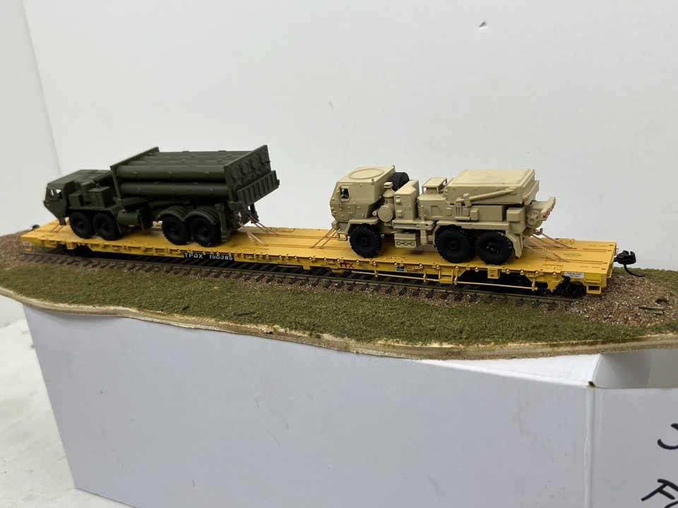 Walthers 920-104617 89’ TTX TPDX flat car w/2 Army HEMTT missle ...