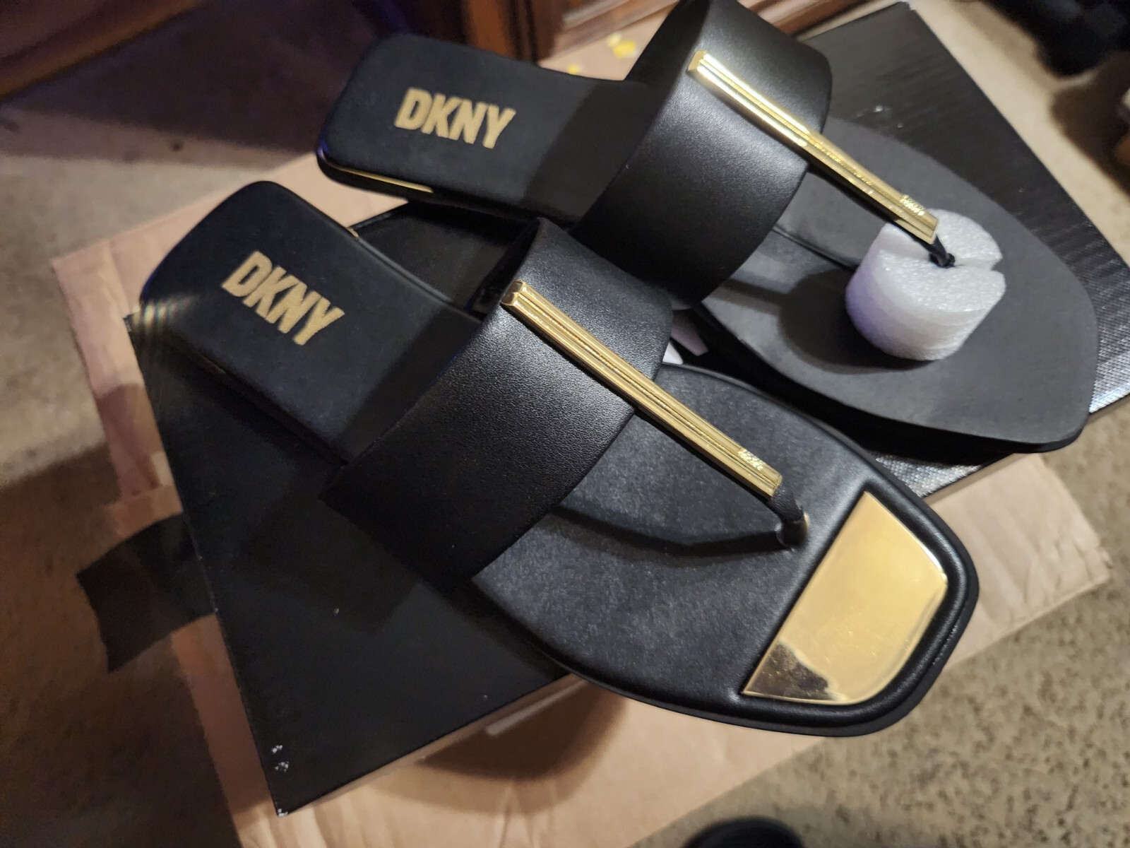 DKNY Women's Comfortable Chic Shoe Deja Flat Sandal, Black 8.5 | eBay