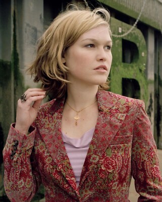 Julia Stiles Posing In Red Printed Jacket 8x10 Picture Celebrity Print ...