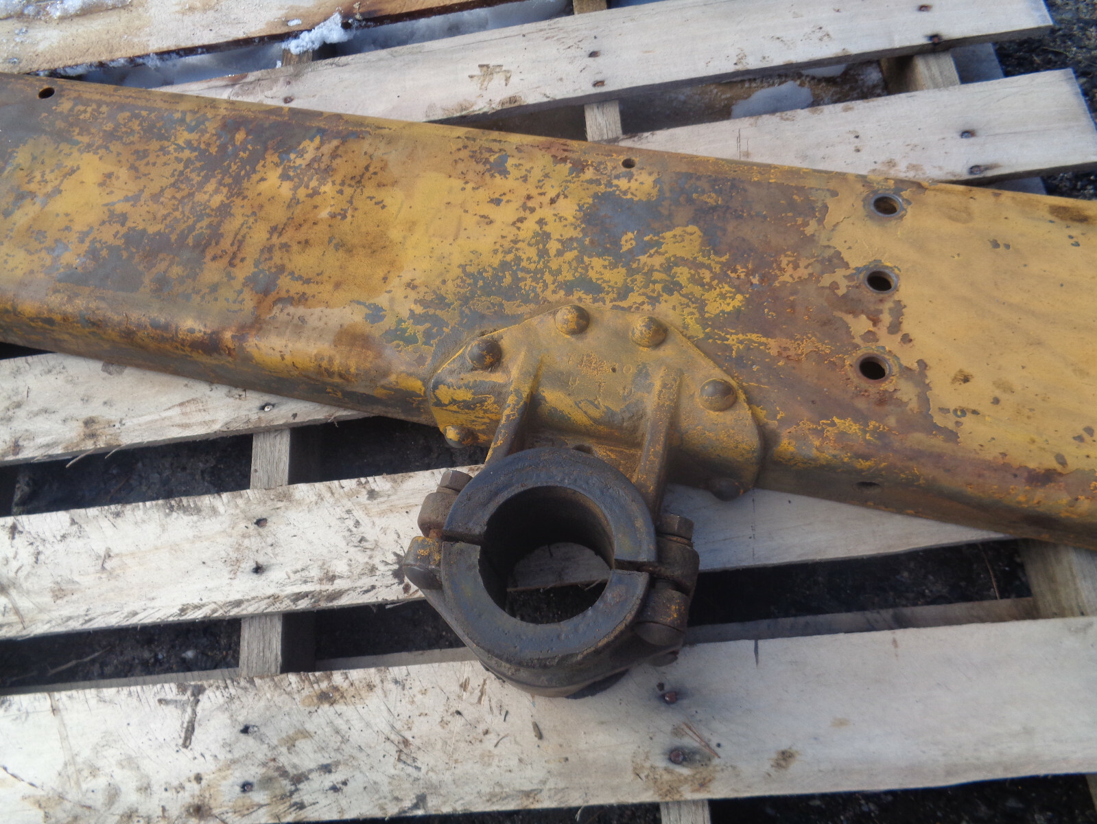 JOHN DEERE 1010 CRAWLER / DOZER. RIGHT SIDE FRAME WITH MOUNTING BRACKET ...