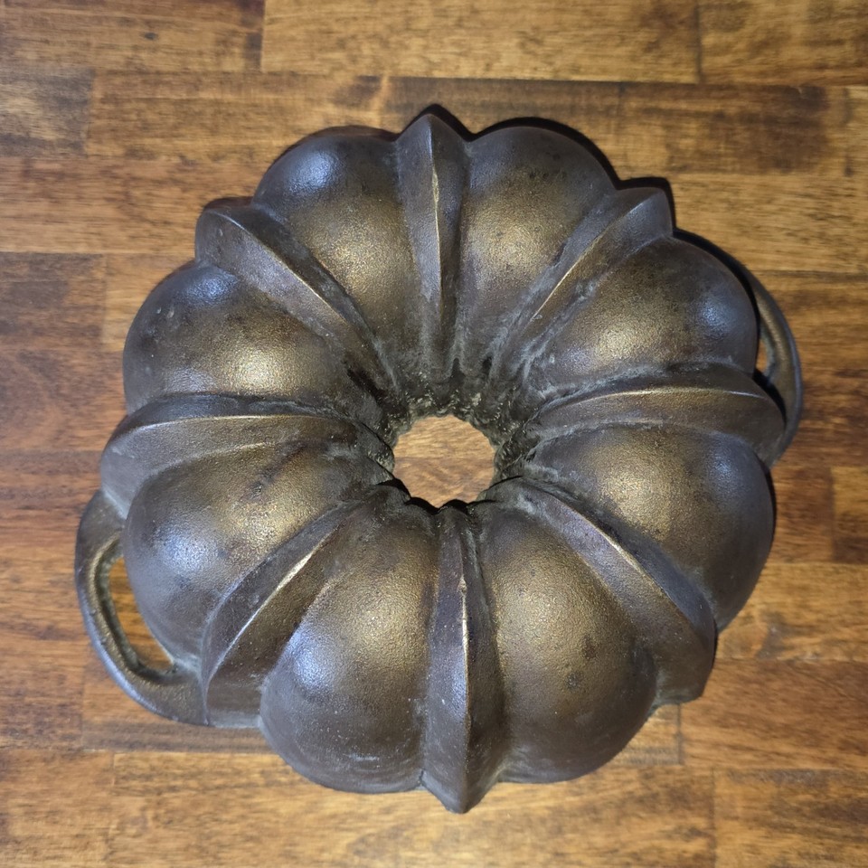 Vintage Lodge Cast Iron Bundt Pan, Cake Pan | eBay