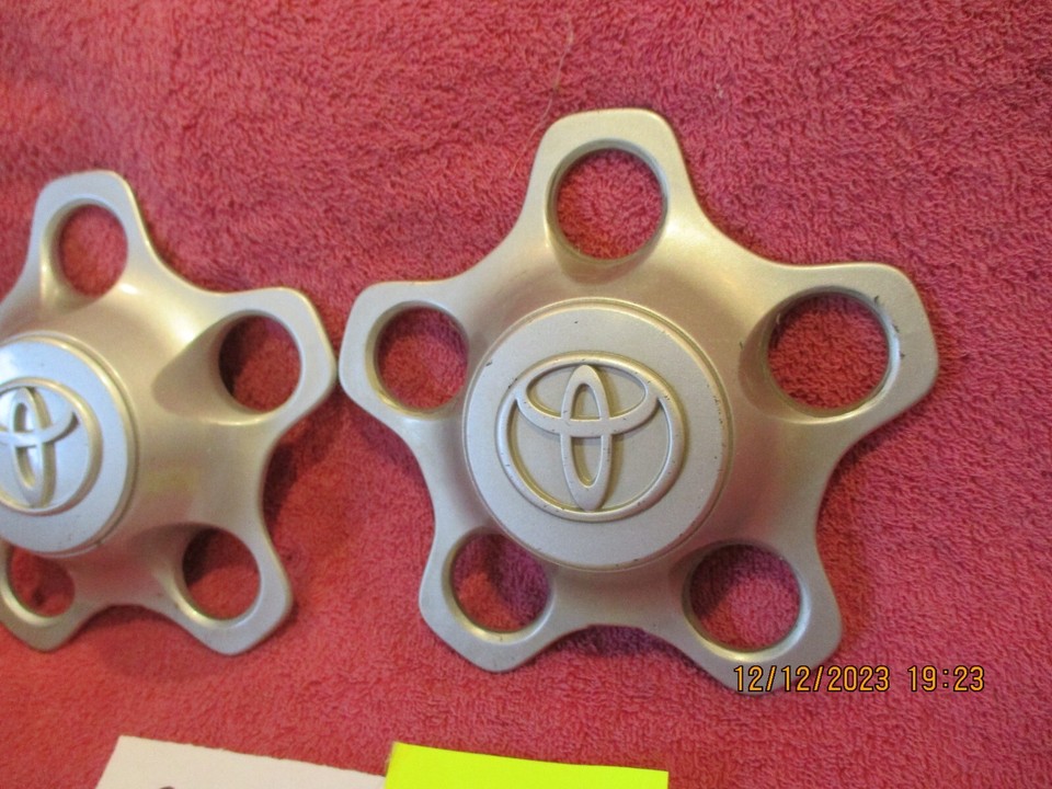 2001-2007 TOYOTA HIGHLANDER FACTORY OEM PAIR WHEEL CENTER CAPS FREE ...