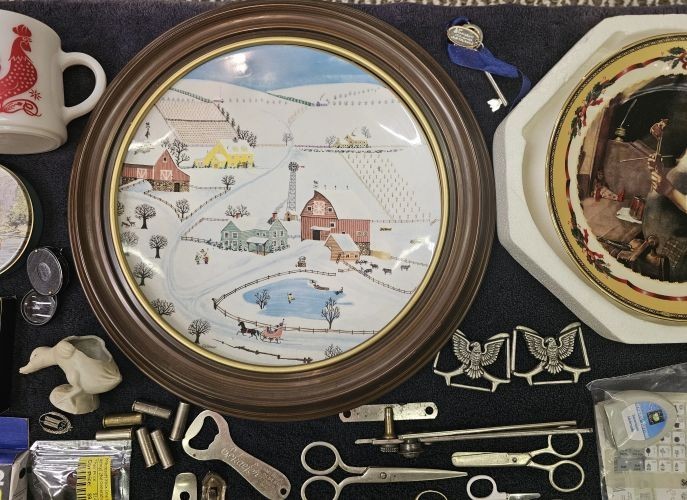 VINTAGE ANTIQUE JUNK DRAWER FLEA MARKET LOT MANTLE GOLD TABLET SILVER ...