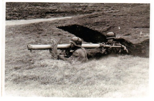 WW2 WWII Photo German Soldiers load a Panzerschreck on the Eastern ...