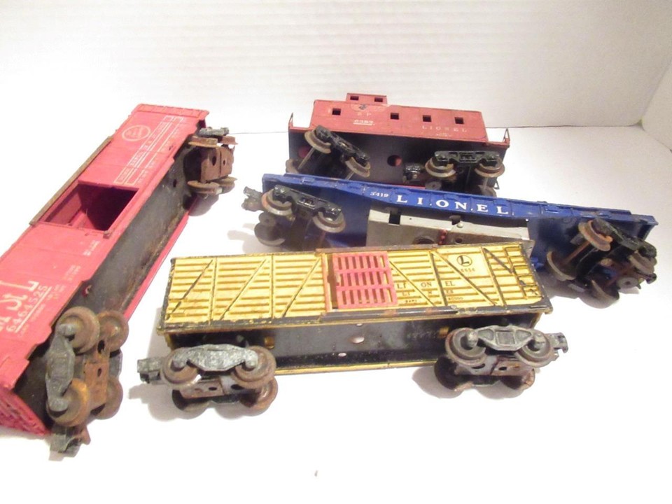 LIONEL POST-WAR TRAINS FOUR CARS- STOCK/CAB./6464BOXCAR/HELICOPTER ...