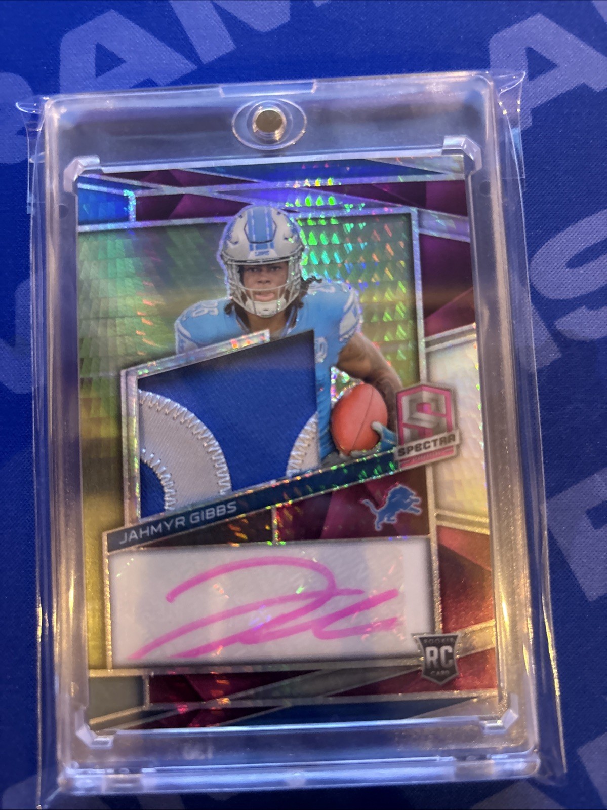 Jahmyr Gibbs 2023 Spectra #212 Rookie Patch Auto - Neon Pink /25 Price ...