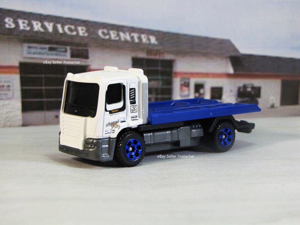 COE Rollback Flatbed Tow Truck Hauler Auto Recovery Wrecker Working ...