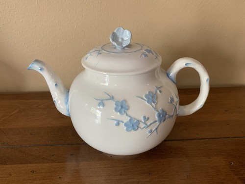 vintage Spode Copeland De Geisha teapot and lid, white with light blue ...