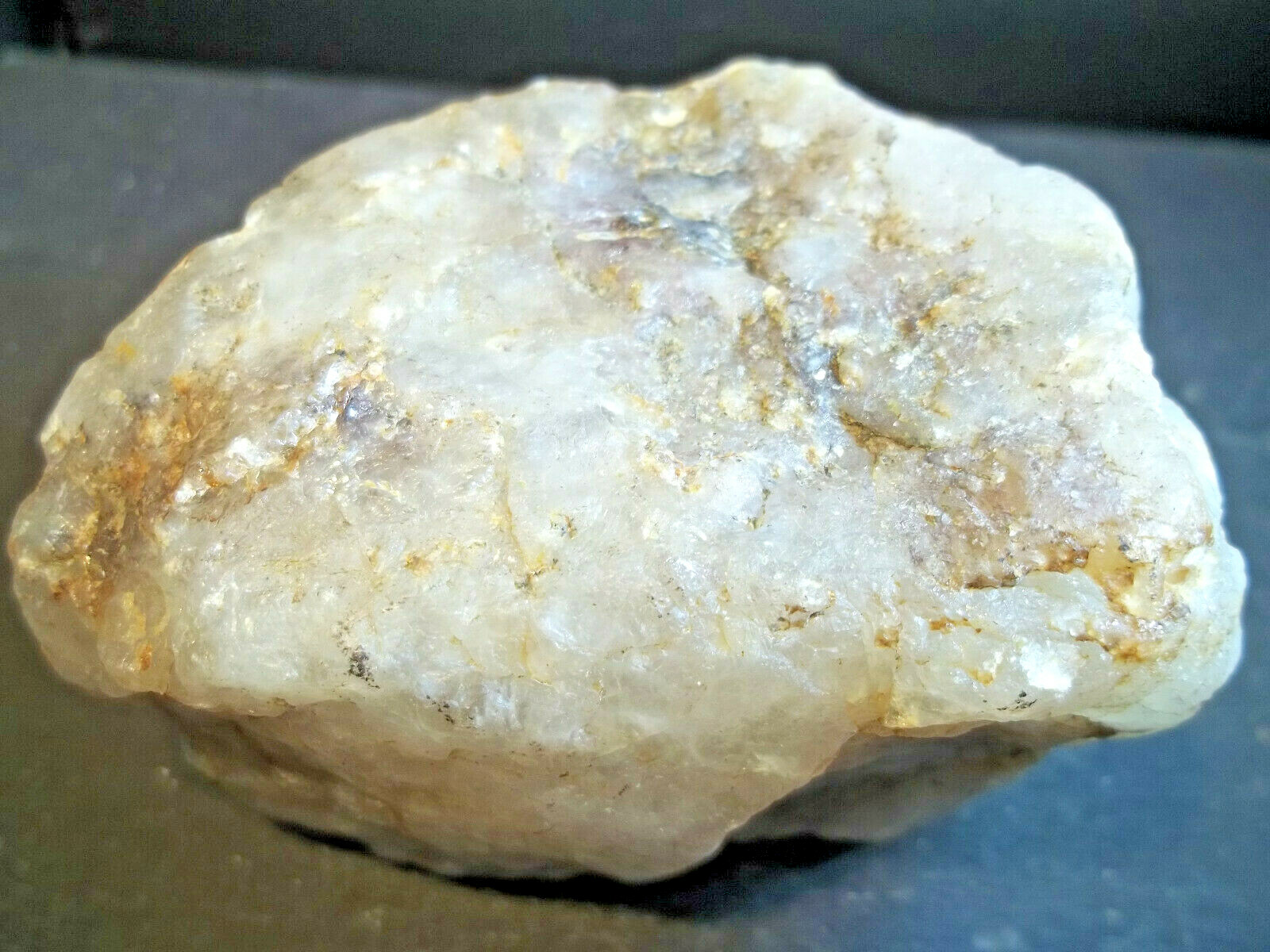 MINÉRAUX. QUARTZITE. ROCHE SILICEUSE MASSIVE. Hautes-Alpes, FRANCE ...