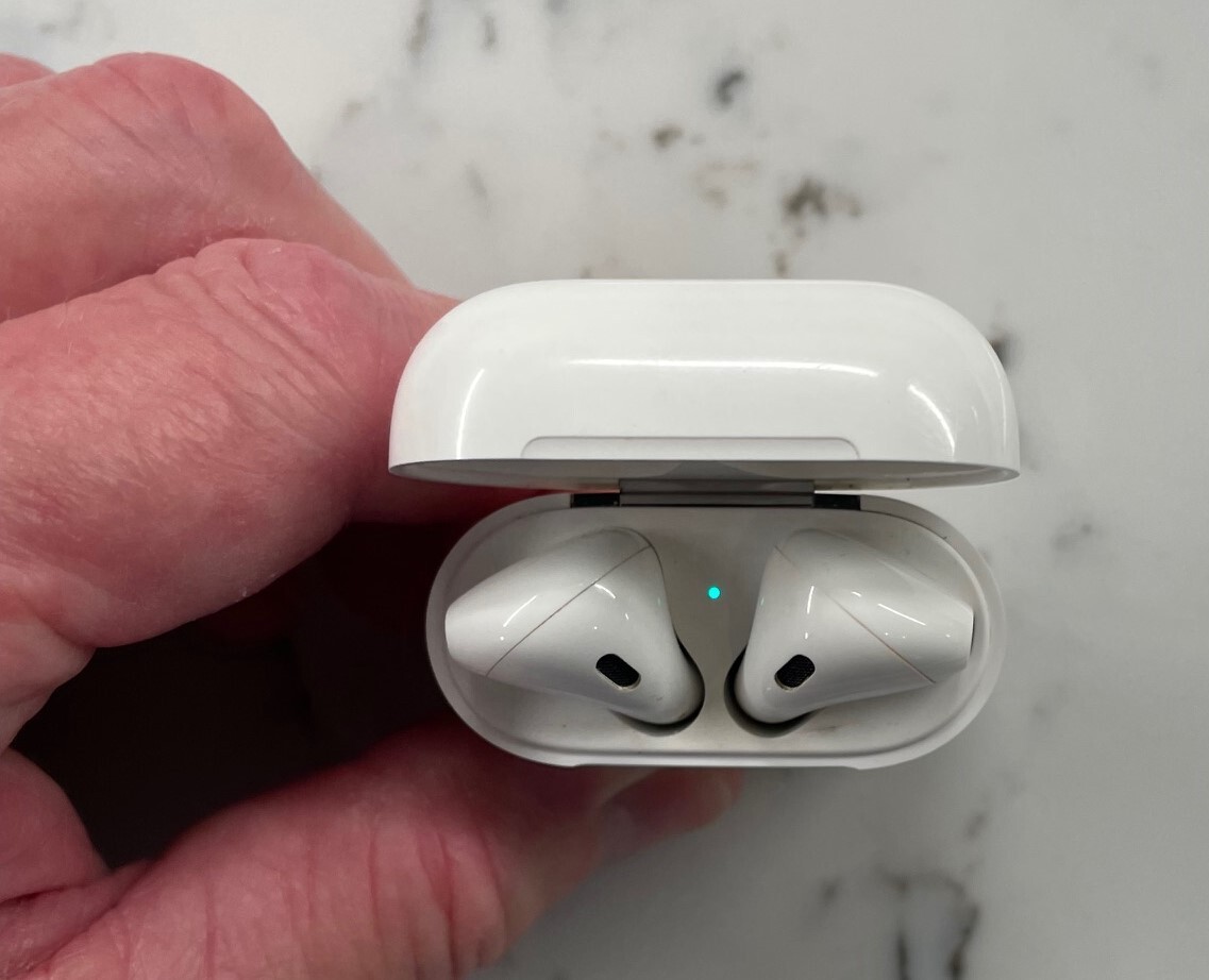 Apple AirPods 1st Generation In-Ear Headsets with Charging Case - White