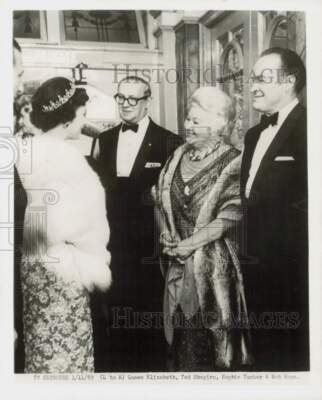 1963 Press Photo Queen Elizabeth, Ted Shapiro, Sophie Tucker & Bob Hope ...