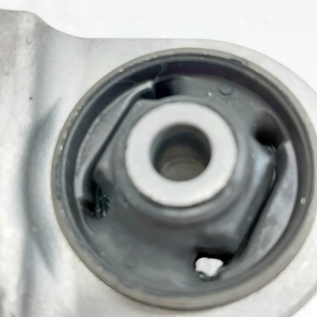 GENUINE MITSUBISHI OUTLANDER PHEV REAR DIFF CENTRE/FRONT MOUNT BRACKET ...