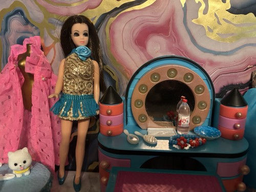 1970 Vintage Topper Angie Cool Castle Vanity, Clothes, Accessories A ...