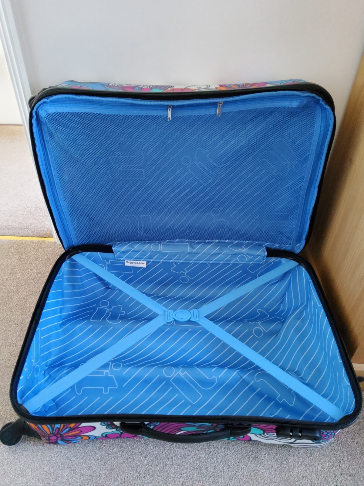 IT LUGGAGE LARGE HARDSHELL 4 WHEEL SPINNER SUITCASE EBay it-luggage-large-hardshell-4-wheel-spinner-suitcase-ebay