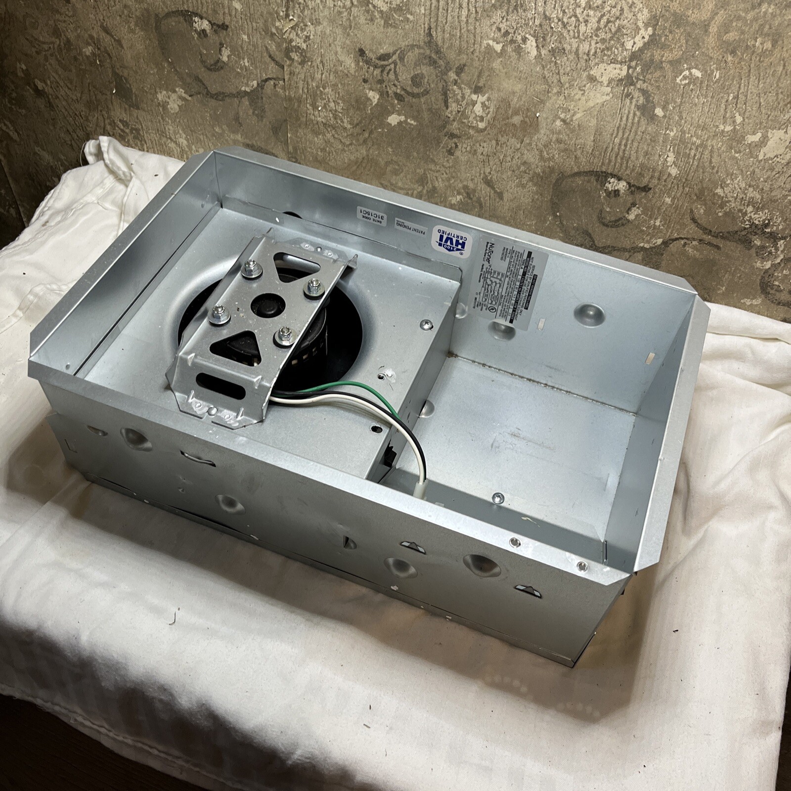 Nutone 100 Cfm Ceiling Exhaust Fan With Light And Heater | Shelly Lighting