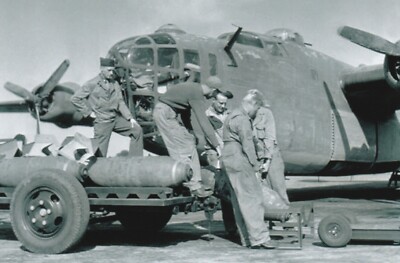 WW II Usa Photo -- B-24 Liberator Bomber Loading Bombs | eBay